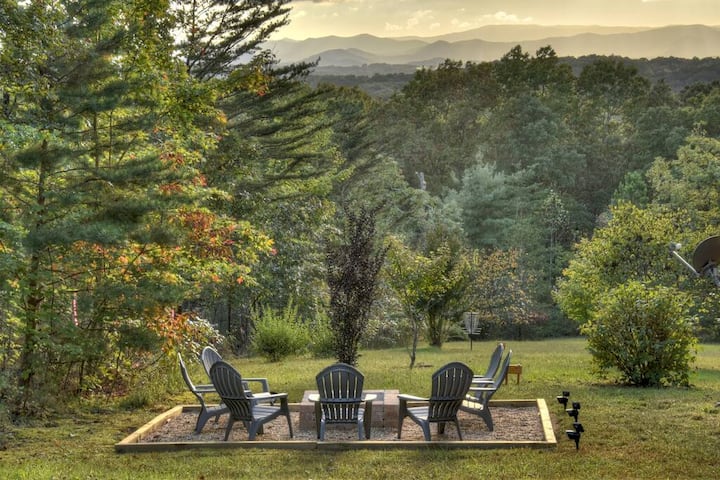 Endless Views~ Hot Tub ~ Movie Theater ~ Firepit - Mineral Bluff, GA