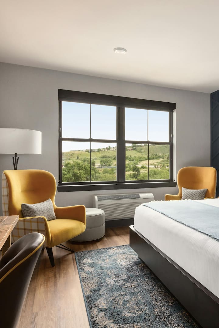 Modern Mountain Vibe & Access To House Bikes - Golden