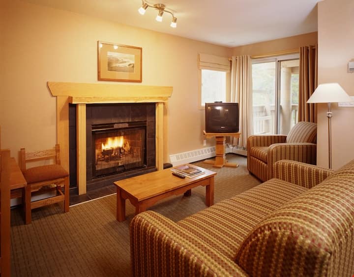 Rustic & Cozy Banff Getaway | Access 2 Hot Tubs! - Banff