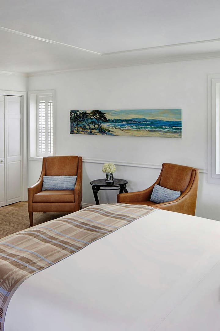 Cozy Fireplace, Daily Breakfast & Wine Hour - Carmel-by-the-Sea, CA