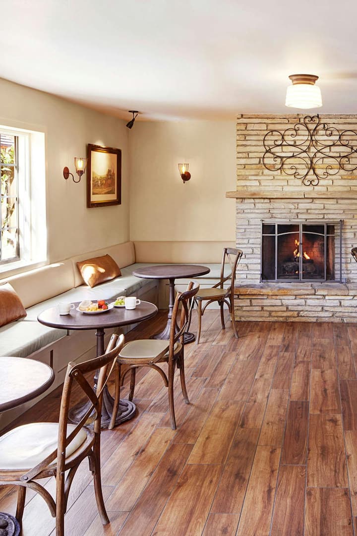 Inviting Retreat A 5-minute Stroll From The Beach - Monterey, CA