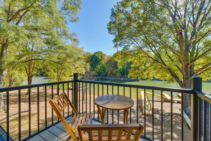 Tranquil Lakefront Carriage House With Dock - Lake Norman, NC