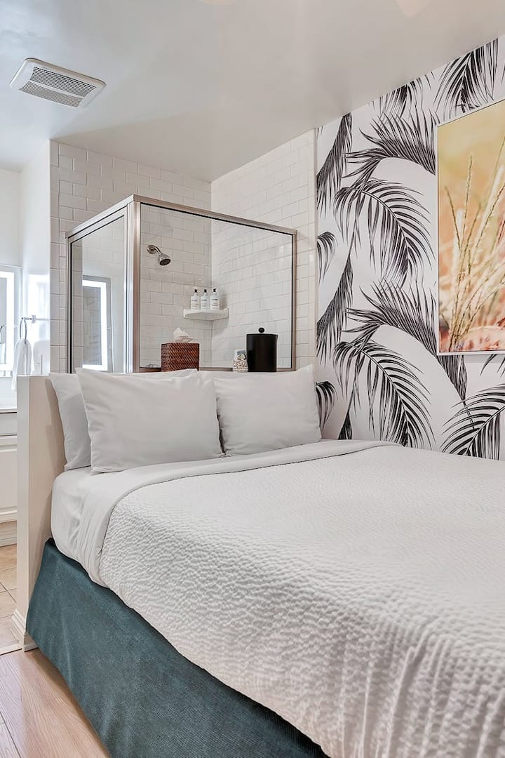 Low-key Digs Steps From The Beach - Los Angeles, CA