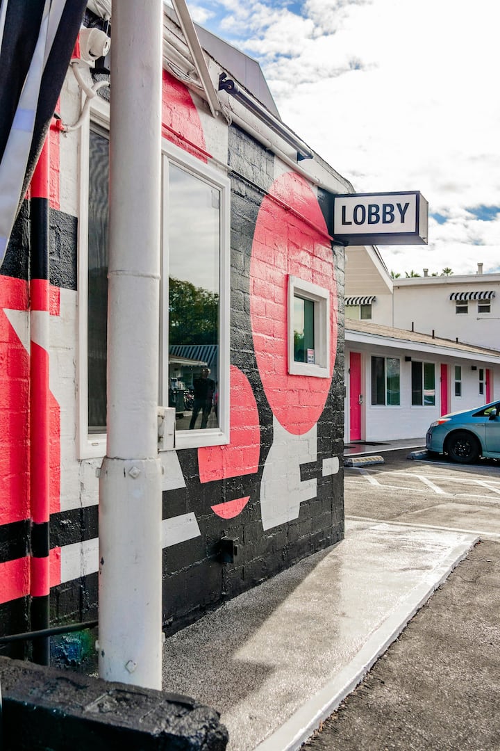 Low-key Digs Steps From The Beach - Santa Monica, CA