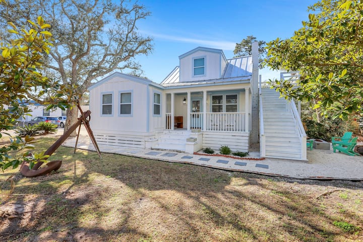 Beachy 4br Anchor Cottage - 5 Min To Beach! - Tybee Island, GA