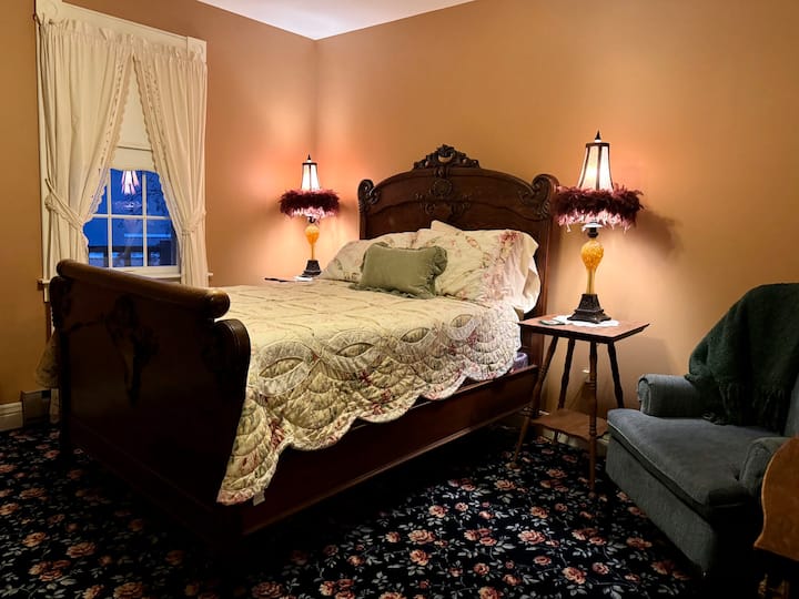 Golden Oak Suite | No2 | The Wen Inn - Sleeps 2 - Lanesboro, MN
