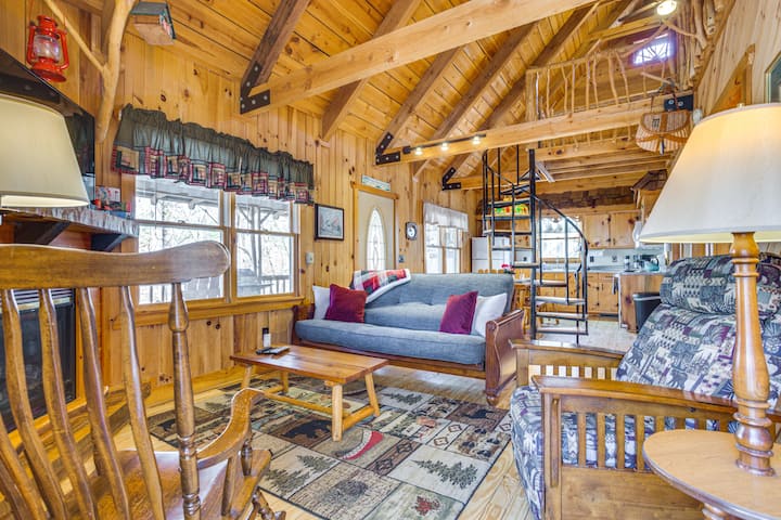 Quaint Dahlonega Cabin W/ Cavenders Creek Access! - Dahlonega, GA