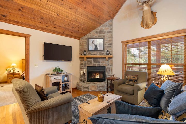 Simon’s Treetop Cabin – 2 Bdr In Popular Resort! - Branson West, MO