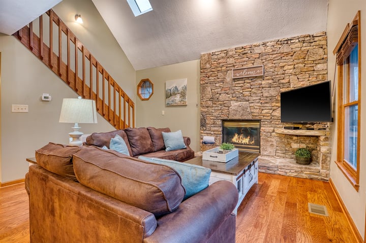 Cozy Hot Tub Chalet | Minutes To The Island - Pigeon Forge, TN