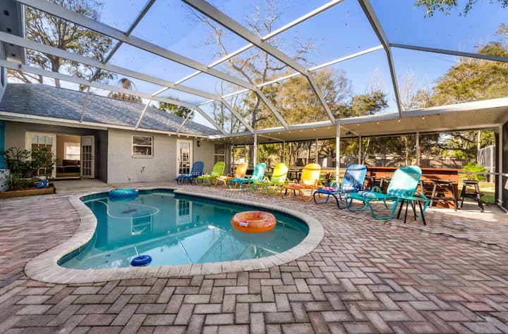 Sleeps 25 • Heated Pool• In+outdoor Games •Theater - Tampa Bay, FL