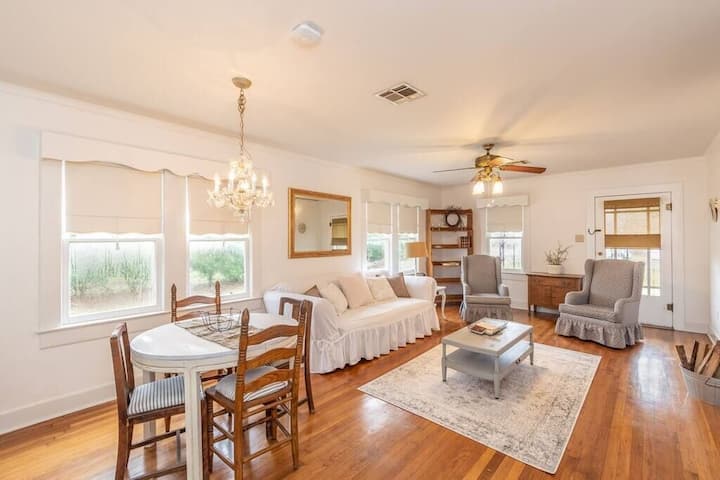 Ella's Vintage Cottage Near Cajun Field - Lafayette, LA