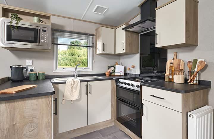 Queensberry Bay Essential Clover Caravan - Powfoot