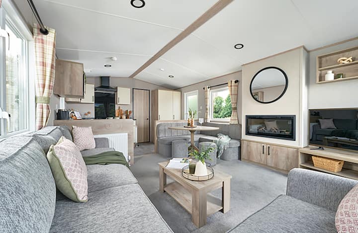 Queensberry Bay Essential Clover Caravan Pet - Scotland