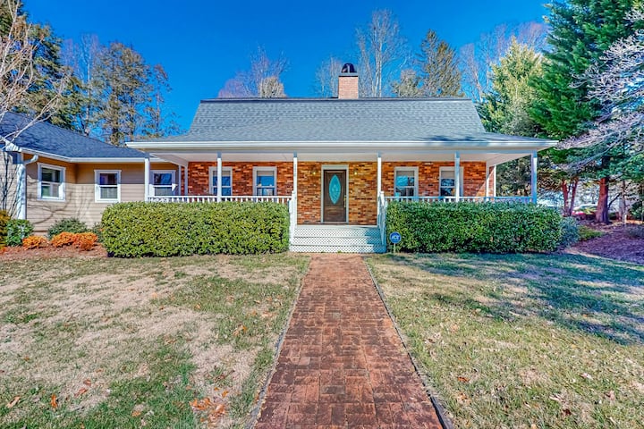 3br 1-acre Dog-friendly - Walk Downtown - Brevard, NC