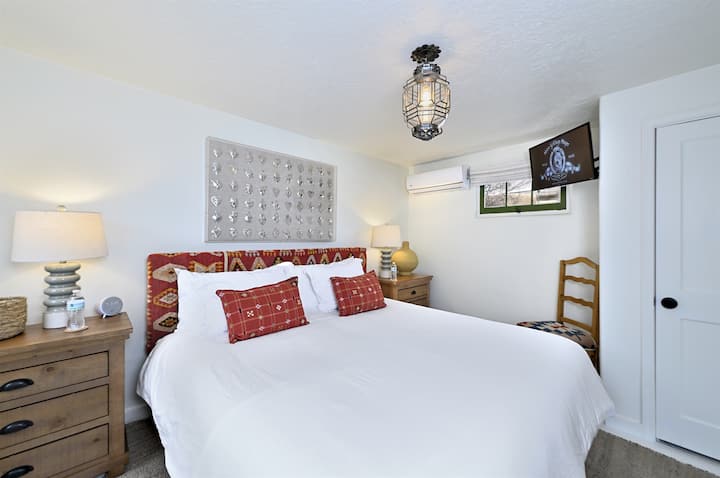 Dos Hermanas Casita 1, 4 & 5| Sleeps 10 |Downtown - Santa Fe, NM