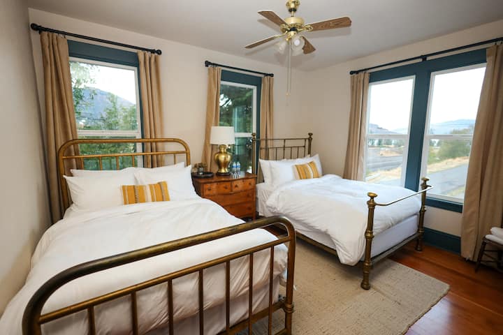 Room 6, Two Double Beds At The Lyle Hotel - The Dalles, OR