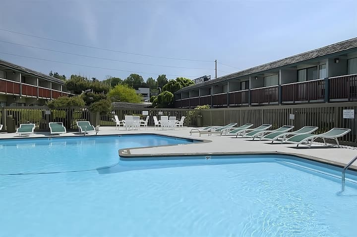 A Quick Drive To The Bellevue Collection! 3 Units! - Bellevue, WA