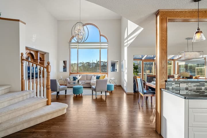 Bright & Spacious 5-br W/ Ravine Views In Edgemont - Calgary
