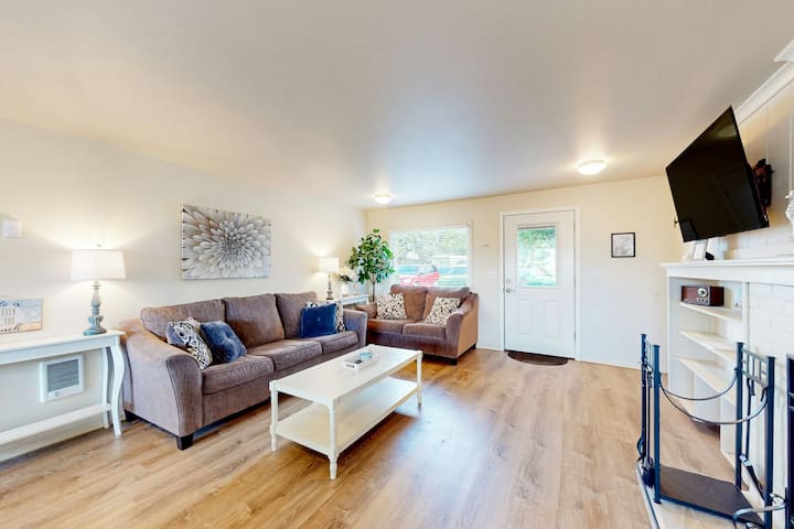 2br Coastal Retreat - Firepit & W/d, Dog-friendly - Waldport, OR