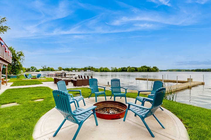 Waterfront Fun! Group Getaway On Lake Marie - Fox Lake, IL