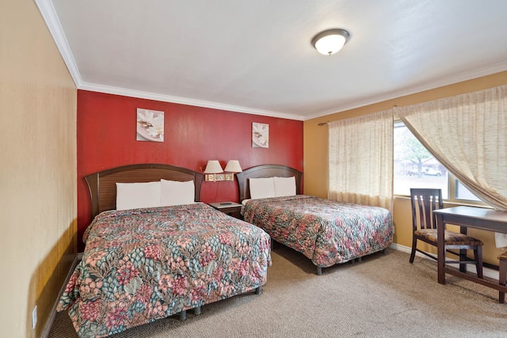 Two Units Perfect For Big Groups, Free Parking! - Beeville, TX
