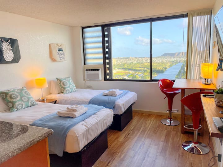 Cozy Hawaiian Monarch Studio | Pool +Gym - Lanikai Beach