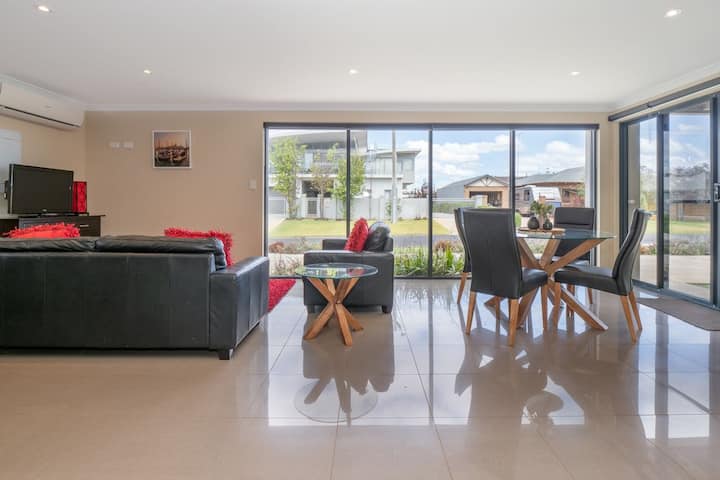 Ocean View Executive Apartment 2 - Peppermint Grove Beach