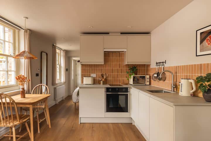 Charming 1-bed W/ Private Outdoor Area - Slough