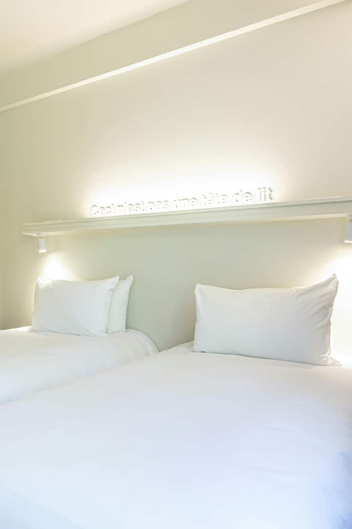 Twin Bedroom In The Heart Of Montparnasse - Paris