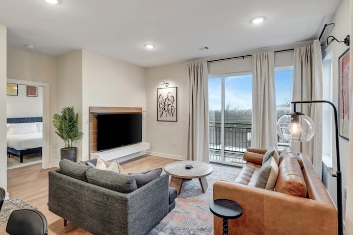 Modern East Nashville Condo W/ Pool, Gym & Private - Nashville, TN