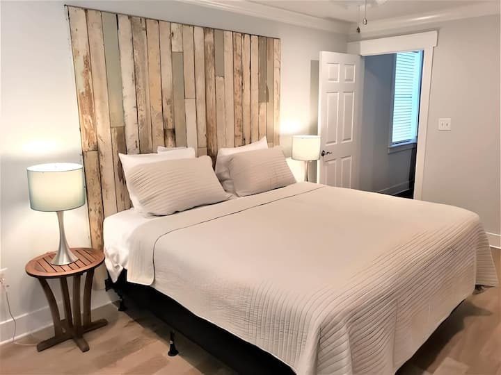 Cozy Downtown Cottage! Dogs Welcomed! - Pensacola, FL