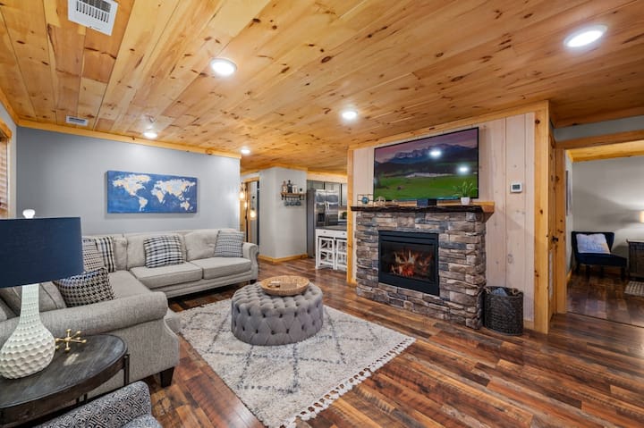 Serene Cabin, Sleeps 6・hot Tub・pool Table & Arcade - Pigeon Forge, TN