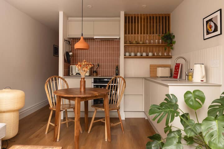 Stylish 1-bed W/ Private Outdoor Area - Slough