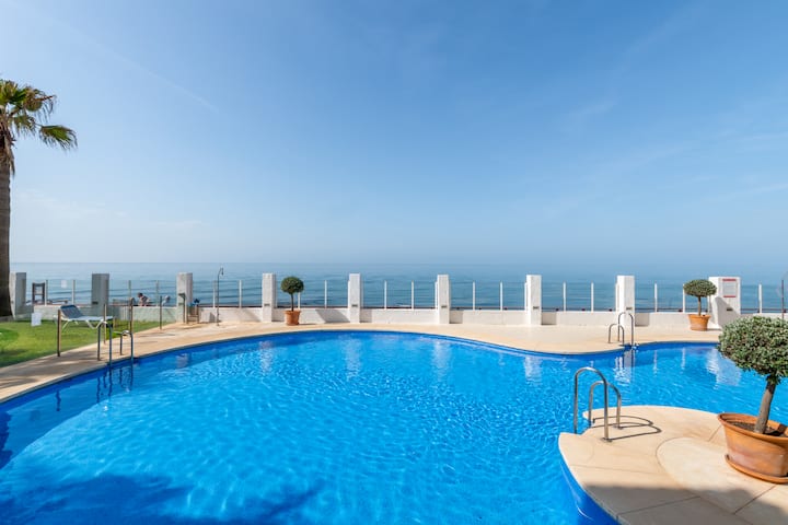 Beachfront Sea View In Cozy 1br With Pool & Garage - Calahonda
