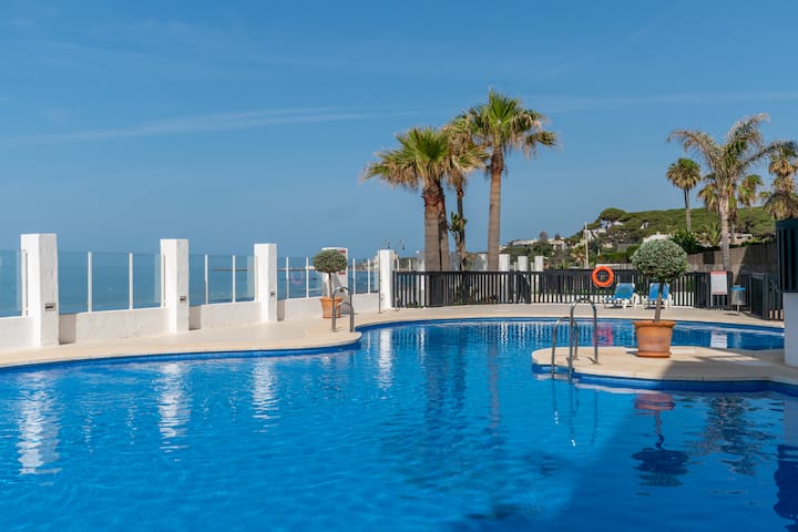 Beachfront Sea View 2br & Terrace & Pool & Garage - Sitio de Calahonda