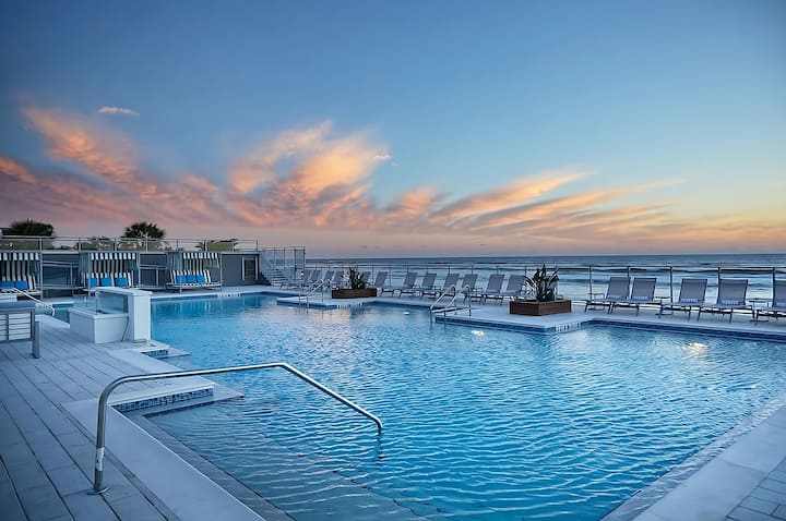 Steps Away From Daytona Beach! 4 Units, Pool - Ormond Beach