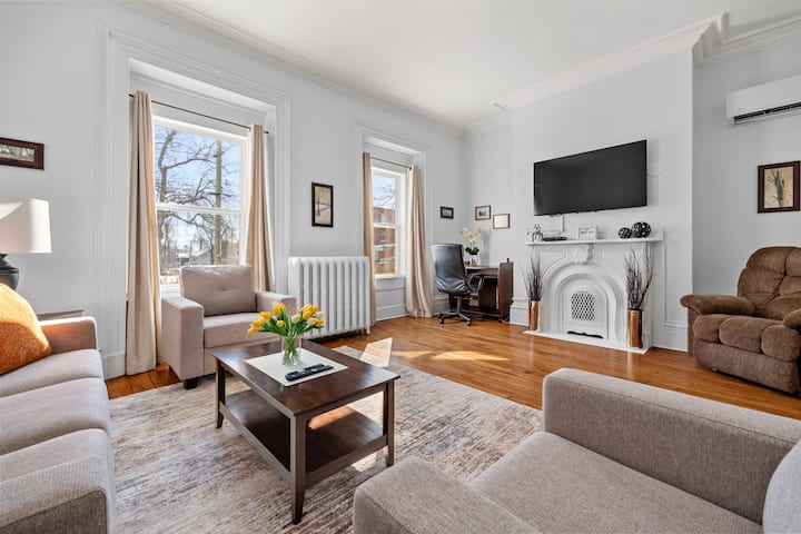 Spacious Downtown Retreat At Ole King Square - Charlottetown