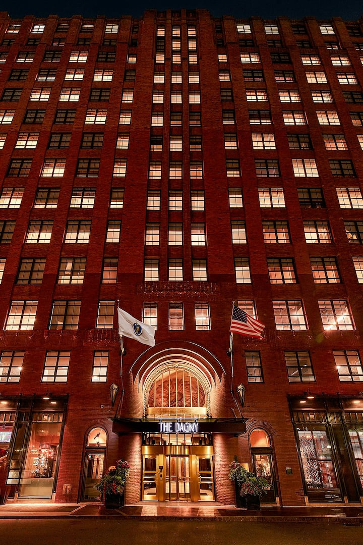 Historic Downtown Gem With Fin Oyster Bar & Grille - Boston, MA
