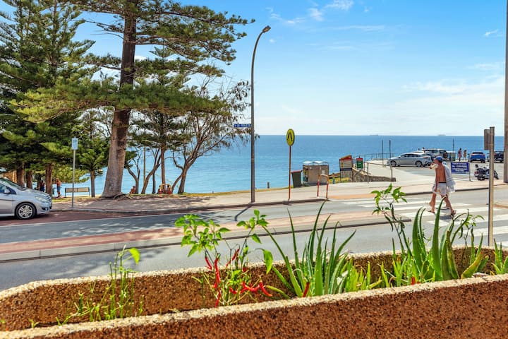 10 Cottesloe - Steps From Beach - Sleeps 3-wifi - Cottesloe