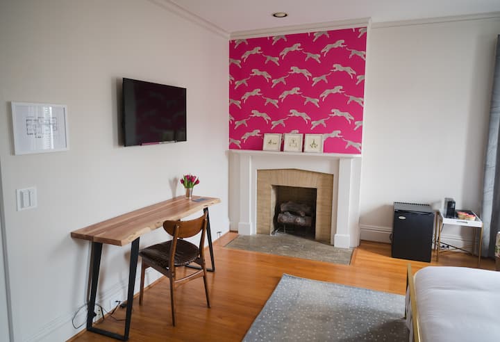 Canandaigua Guesthouse Cheetah Room - Canandaigua, NY