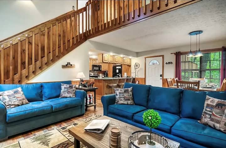 Mountain Chalet Near Dollywood - Sleeps 8, Hot Tub - Pigeon Forge, TN