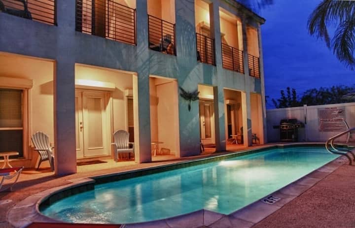 Townhome 4 Bdrm/ Sleeps 13 With Pool & Beach View - South Padre Island