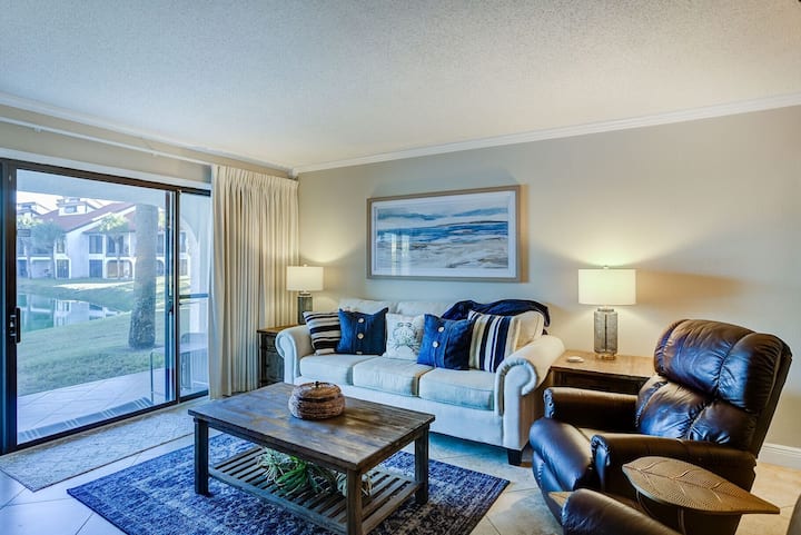 Bluefin Retreat Villa: Near Gulf, Pool, Restaurant - Panama City Beach, FL