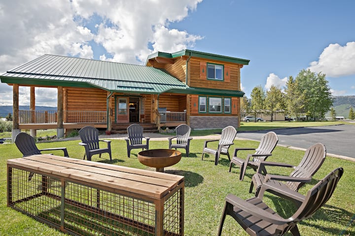 Kabino: Hot Tub Firepit Pool Table Wifi Satellite - Henrys Lake, ID