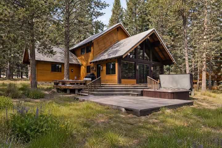 Chandler's Lodge, Dock, Bbq, Hot Tub, River Access - Island Park, ID