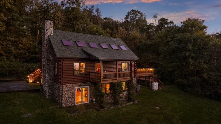 The Trillium Cabin | Hot Tub, Views & Game Room - Naked Mountain Winery, Markham