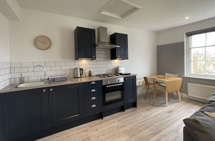 Fabulous Central Apartment! Spacious, Parking - Cheltenham
