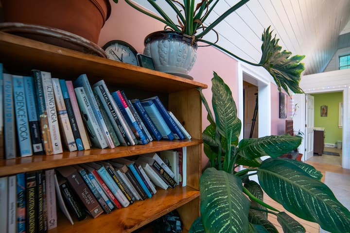 Hot Tub & Sauna! Game Room, Huge Deck, Staycation - Greenwich, NY