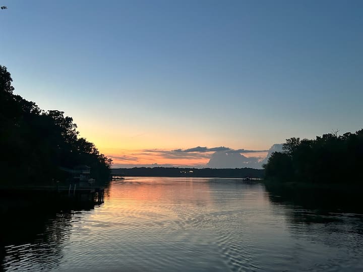 Serene Lake Tuscaloosa Sunsets & Game Room - Tuscaloosa, AL