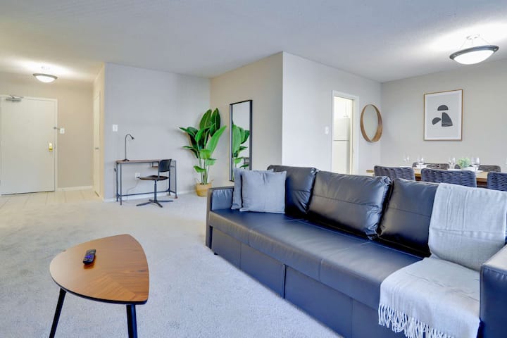 Crystal City Apt W/pool & Easy Metro Access - Arlington, VA